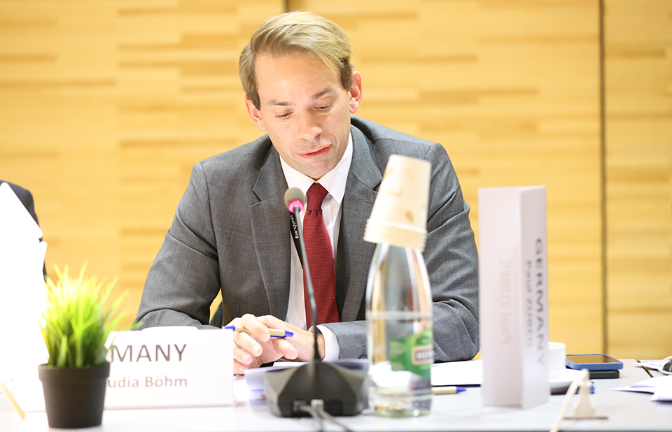 Governments step up to close the resource gap for UNAIDS work to end ...