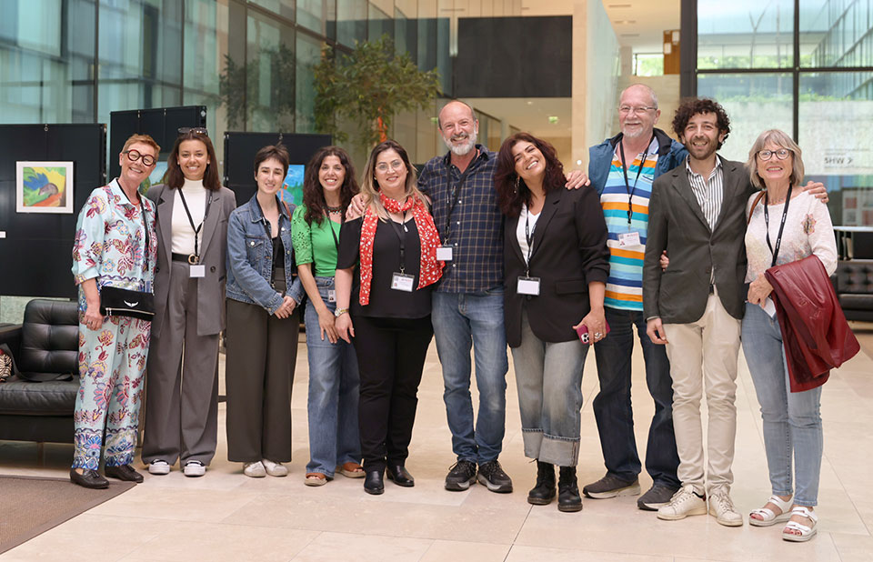 Splash of colors: Exhibit at UNAIDS headquarters by members of People ...