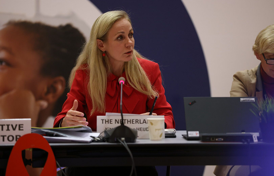 Governments step up to close the resource gap for UNAIDS work to end ...