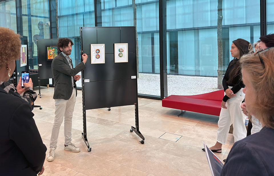 Splash of colors: Exhibit at UNAIDS headquarters by members of People ...