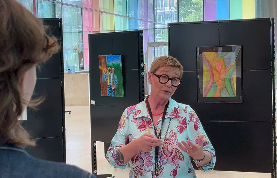 Splash of colors: Exhibit at UNAIDS headquarters by members of People ...