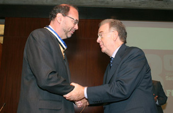 Dr Peter Piot receives Portugese honour, October 2005 | ONUSIDA